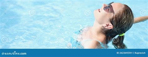 Una Joven Mujer Feliz Nadando En La Piscina Y Disfrutar Del Sol En Un