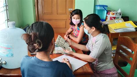 ပုလောမြို့နယ် ပြန်ဆက်ဝန်ထမ်းများက နယ်လှည့်ကွင်းဆင်း၍ သုတရသ စာအုပ