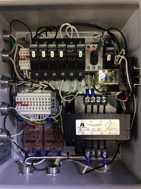 Disconnect Box Medium 220vac