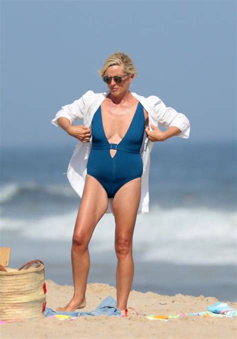 Jane Krakowski On The Beach In The Hamptons 08142021 • Celebmafia