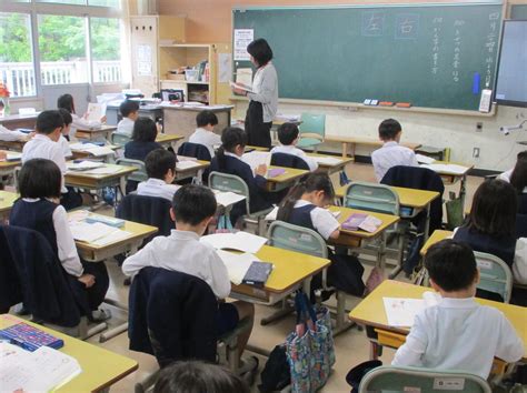 真剣に勉強しています 松江市立乃木小学校