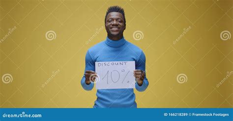 Jeun Homme Tenant Le Panneau Image Stock Image Du Accessible