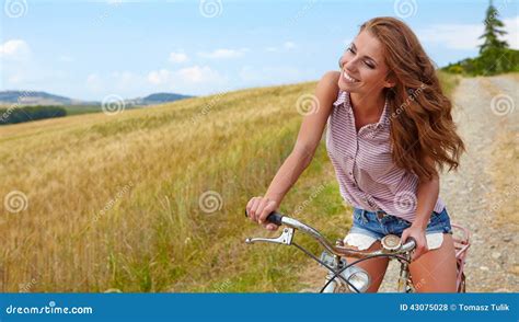 Sexy Vrouw Met Fiets Stock Foto Image Of Openlucht Mooi 43075028