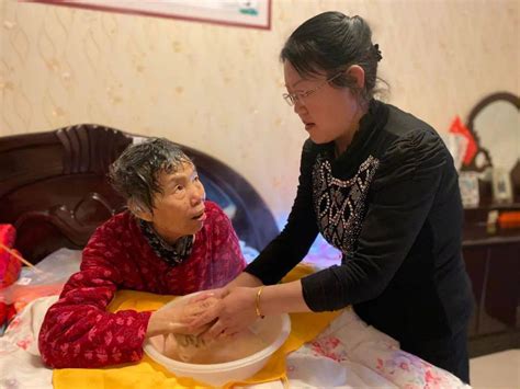 【点赞】田志刚夫妇：弘扬孝道 传递好家风婆婆