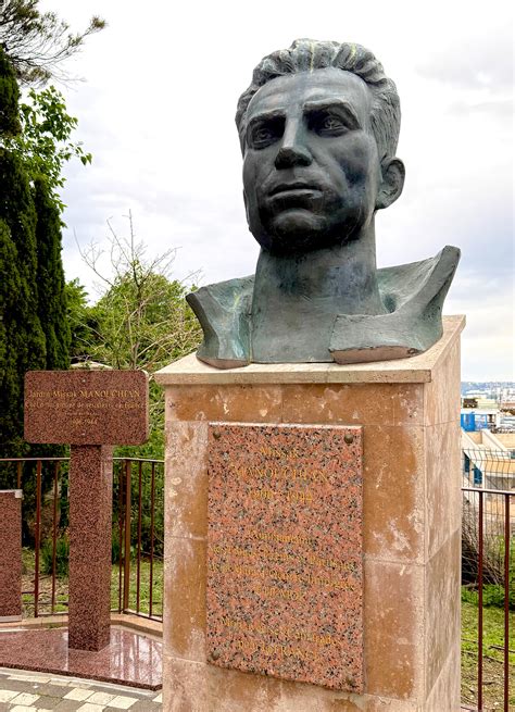 Misak Manuşyan Büstü • Konumu Fotoğrafları Ve Hakkındaki Bilgiler