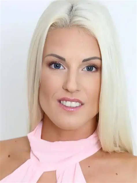 Blanche Bradburry Model Biography Wiki Age Career Height Weight