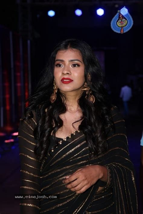 Heeba Patel Stills Photo 19 Of 42