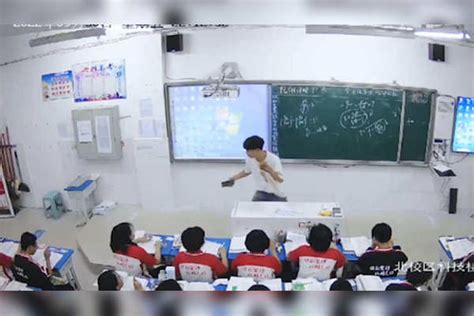 90后班主任晒日常：下课铃响，放下黑板擦第一个冲出教室黑板擦教室