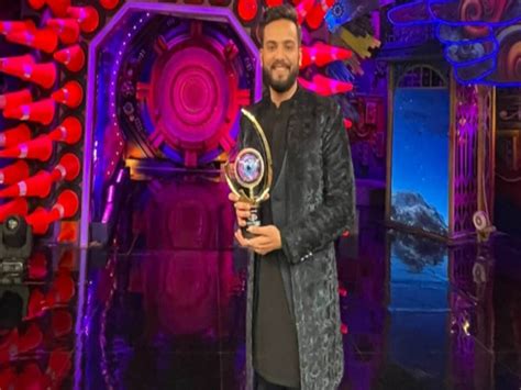 Bigg Boss Ott 2 Finale Elvish Yadav Winner Of Bb Ott 2 Winner Trophy Entertainment News India
