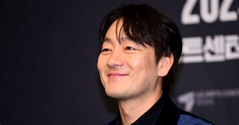 미소짓는 박해수 돌아온 연극 무대 사진