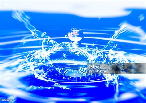 물 표면과 떨어지는 물방울과 퍼지는 잔물결이 있는 3d 그림 0명에 대한 스톡 사진 및 기타 이미지 0명 3차원 형태 기포 Istock