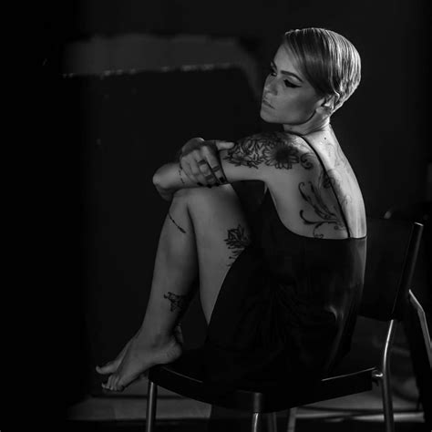 Aurea Singer Áurea Sensual A Cantora Arrasa Em Biquíni Impala 33 Years 9 Months 8 Days