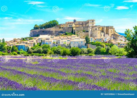 Campos De Lavanda En El Pueblo Gordes Una Pequeña Ciudad Medieval De