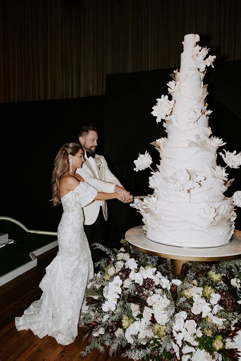 This Bride Made Her Own 7 Ft Tall Wedding Cake Tall Wedding Cakes