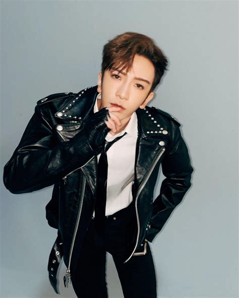 Anson Lo演唱會海報「deep V露胸膛」超誘人，再配搭憂鬱眼神，神徒：心口係我可以睇的嗎？