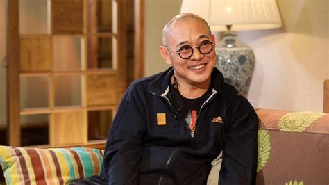 55岁李连杰光头近照曝光 破重病传闻精神状态很好 半岛网