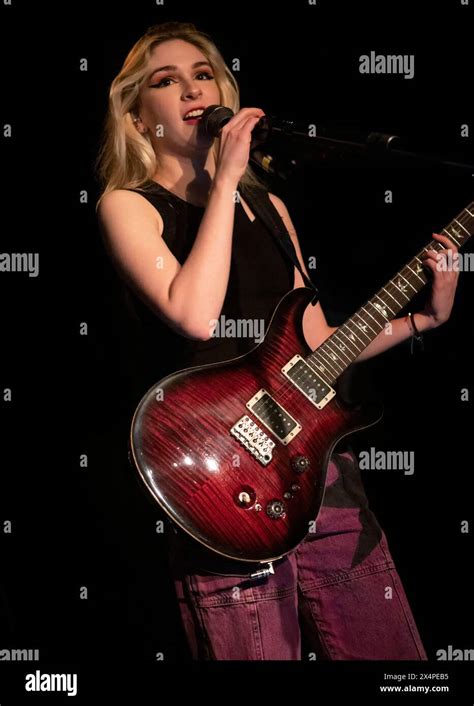 Daniela Villarreal Vélez The Warning Vocalist Guitarist Live In