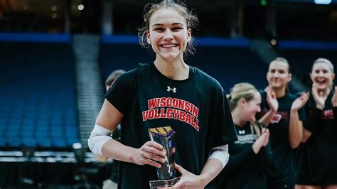 Julia Orzol Wins The Elite 90 Award Wisconsin Badgers
