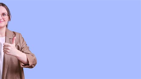 스튜디오 블루 배경 배너 복사 공간에 엄지 손가락 최대 제스처와 여자 교사 35 39세에 대한 스톡 사진 및 기타 이미지 35 39세 갈색 머리 공란 Istock