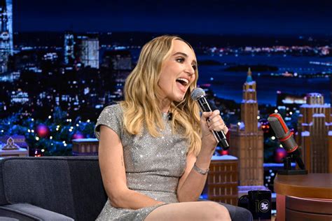 Chloe Fineman Transforms Into Elmo Singing Jingle Bells
