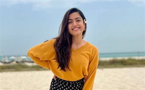 بھارتی اداکارہ رشمیکا مندانا کو مداح کے سینے پر آٹو گراف دینا مہنگا پڑگیا