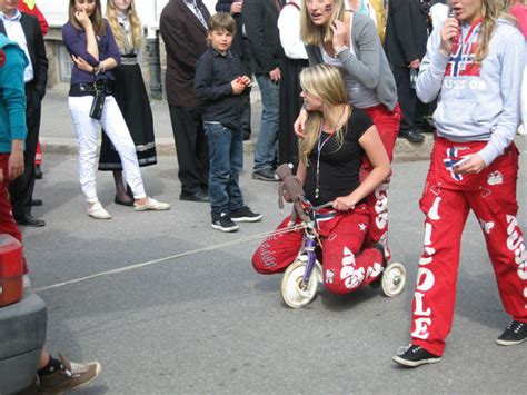 「道路のロータリーでセックスしないでくれ」とノルウェー政府が高校の卒業生に呼びかけている Gigazine