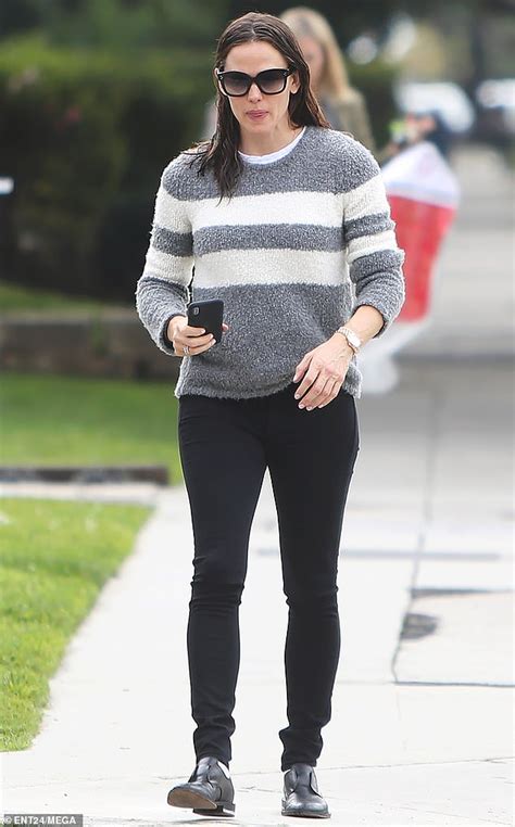 Jennifer Garner Takes Her Daughter Out Early In The Morning Daily