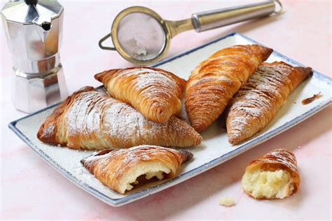 🍰 Sfogliatelle The Iconic Italian Pastry That Will Transport You To