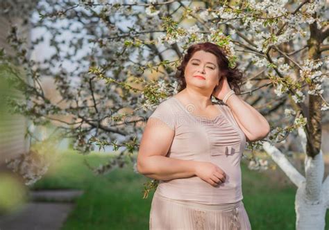Edad Media Más Tamaño Señora Elegante De La Calle Imagen De Archivo