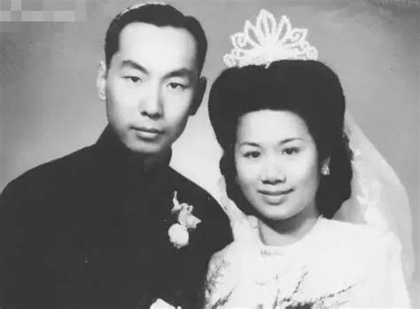 此人是民国无耻文人，祸害7位年轻女子后，专情于50多岁的寡妇民国胡兰成佘爱珍新浪新闻