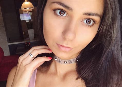 El Infartante Escote De Helga Lovekaty La Admiradora De James Rodríguez