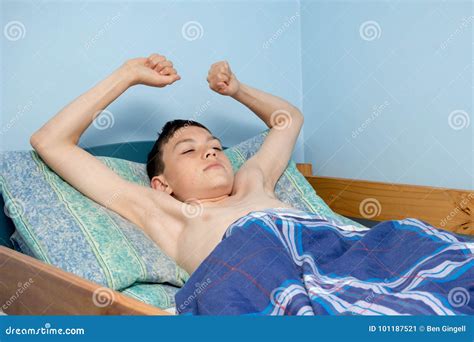 Junge Im Bett Stockbild Bild Von Mann Schlaf Spur 101187521