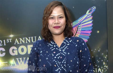 Okky Lukman Tampil Manis Bergaya Simple Chic