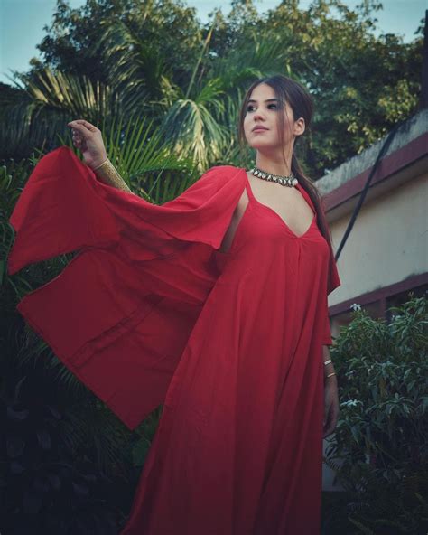 Aaveera Singh Masson సోషల్ మీడియాలో రచ్చ చేస్తోన్న సన్నీ లియోన్ డూప్