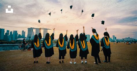 공중에 모자를 던지는 사람들 사진 Unsplash의 무료 싱가포르 이미지