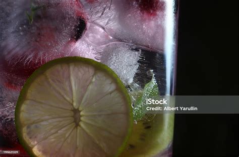 얼음 조각과 딸기와 라임 슬라이스와 음료의 유리 빛의 광선에 0명에 대한 스톡 사진 및 기타 이미지 0명 감귤류 과일