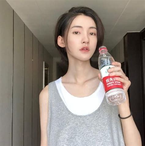 变性网红李由回应质疑，希望大家相信自己：被质疑比手术更难熬 壹读