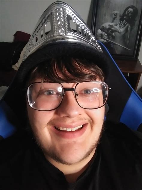 Hat Too Smol R Autism
