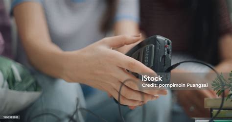 젊은 아시아 여성 z세대가 레트로 카세트 테이프가 여동생에게 어떻게 작동하는지 설명합니다 10 11세에 대한 스톡 사진 및 기타