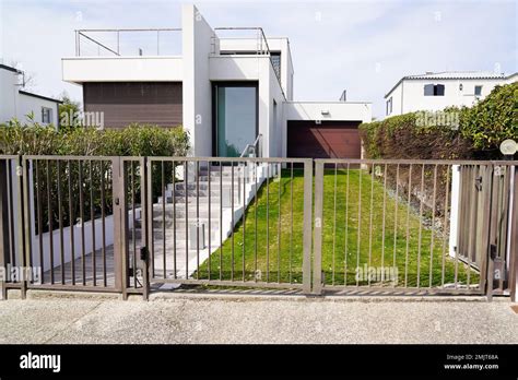 Modern Classical Home Classic Door Aluminum Gate Sliding Slats Portal Garden Entry Suburb House