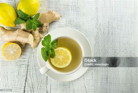 신선한 생강 민트 라임 시트러스를 곁들인 허브 민트 레몬 생강 차 화이트 컵 독감 추운 겨울 날에 대 한 허브 차 뜨거운 음료 0명에 대한 스톡 사진 및 기타 이미지