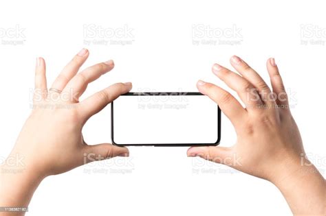 여성의 손은 흰색 배경에 고립 된 모바일 스마트 폰을 들고 빈 흰색 화면 사진 셀 카 만들기의 개념 개념에 대한 스톡 사진 및 기타 이미지 Istock
