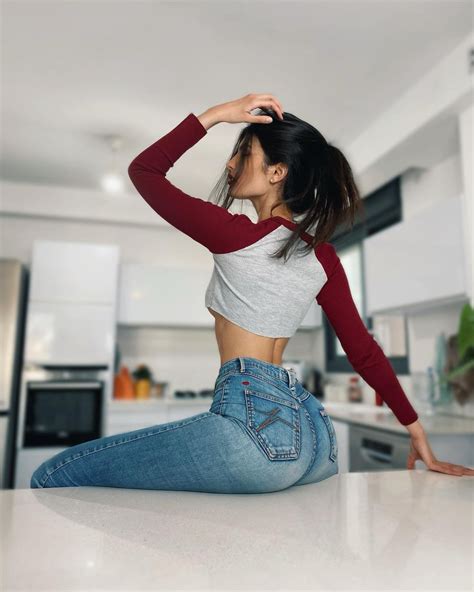 Ass In Jeans Scrolller