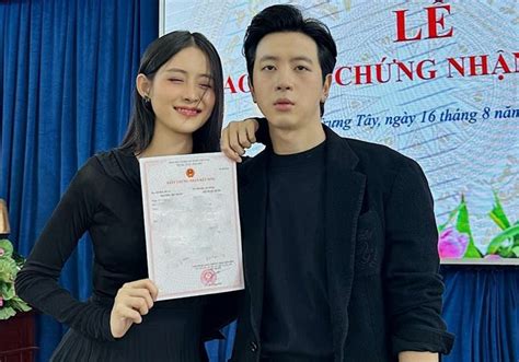 Trương Mỹ Nhân Và Phí Ngọc Hưng đăng Ký Kết Hôn