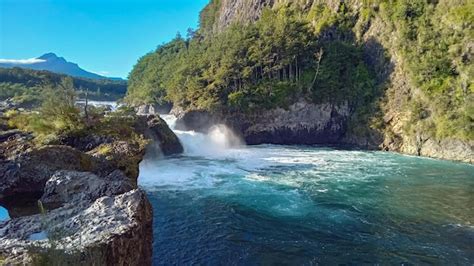 Águas Azuis Deslumbrantes Do Rio Petrohue E Corredeiras Em Puerto Varas