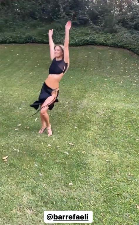 בחוטיני וחצאית נועזת בר רפאלי בחגיגה בלתי נשכחת Fashion Forward אופנה