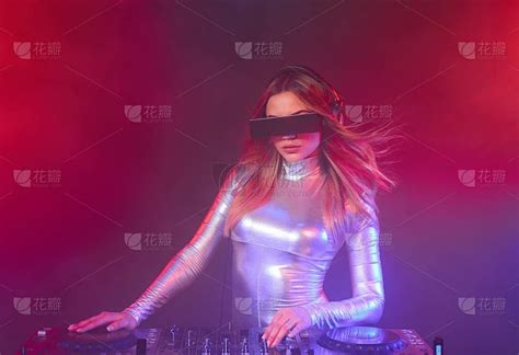 在派对上做dj的女孩素材 花瓣网