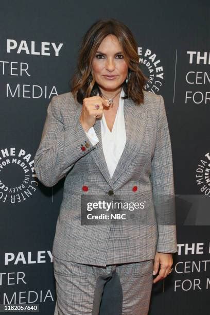 Mariska Hargitay Necklace Photos And Premium High Res Pictures Getty