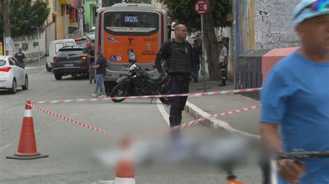 Mulher Morre Atropelada Por ônibus Em Sp Após Ser Empurrada Por Homem