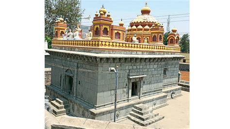 निरगुडे इथलं हनुमानमंदिर Sakal